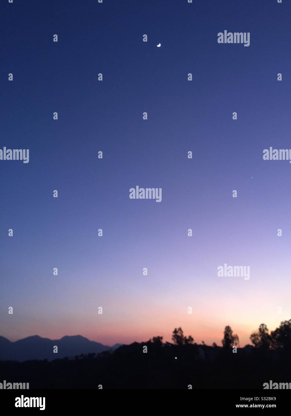 Ciel bleu et lune Banque de photographies et d’images à haute ...