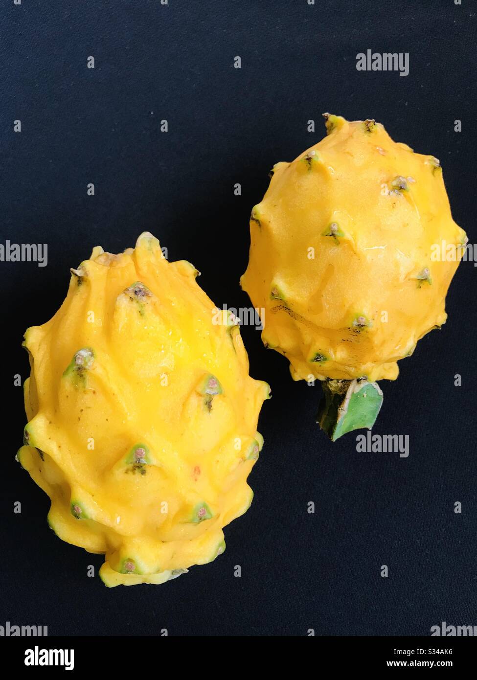 Fruit du dragon jaune Banque de photographies et d’images à haute ...