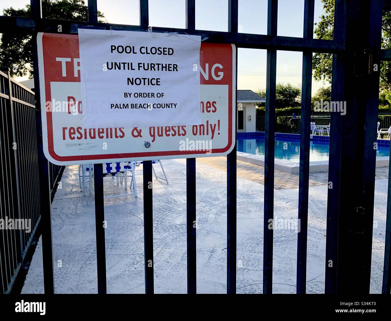 Pool closed sign Banque de photographies et d’images à haute résolution ...
