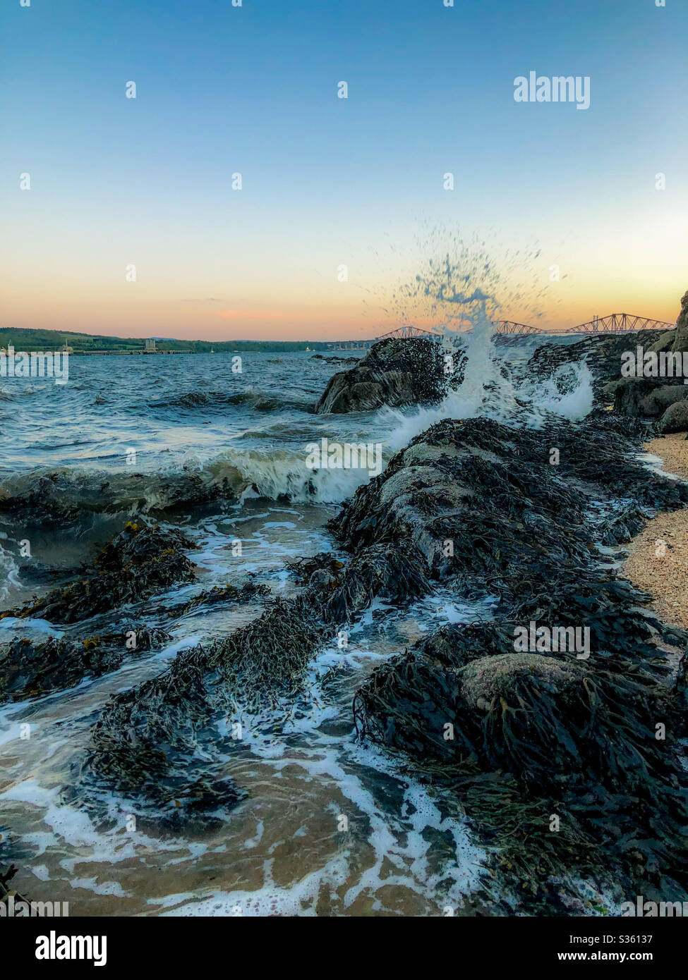 Vagues se brisant sur les rochers Banque de photographies et d’images à ...