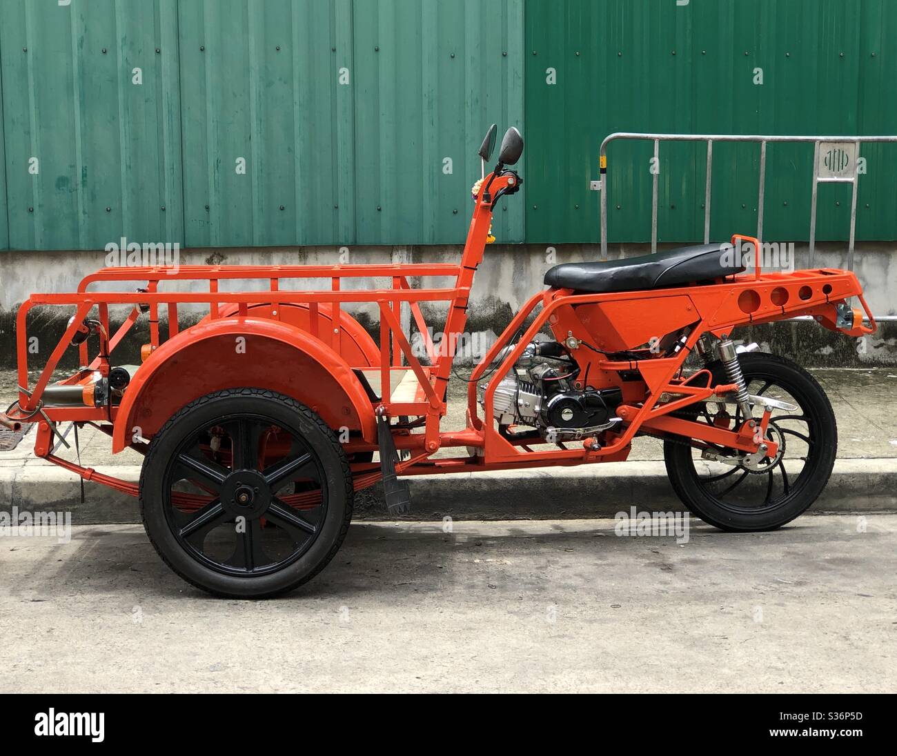 Rouge Orange Trimoor; sa Leng, moto modifiée avec chariot et 3 roues ...