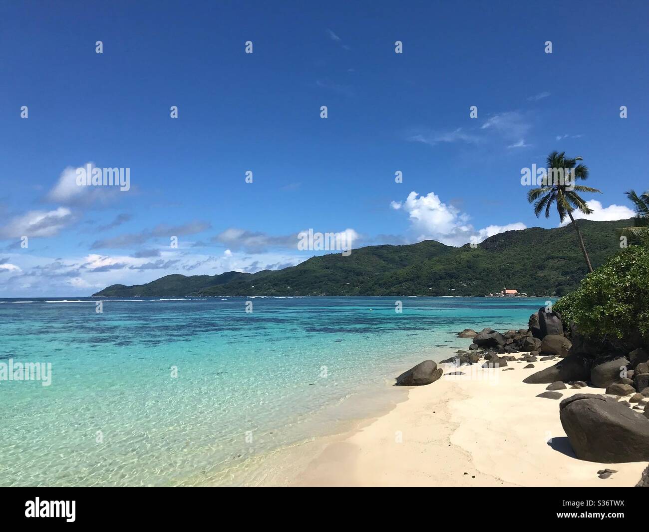 Rochers de la plage et sable blanc Banque de photographies et d’images ...