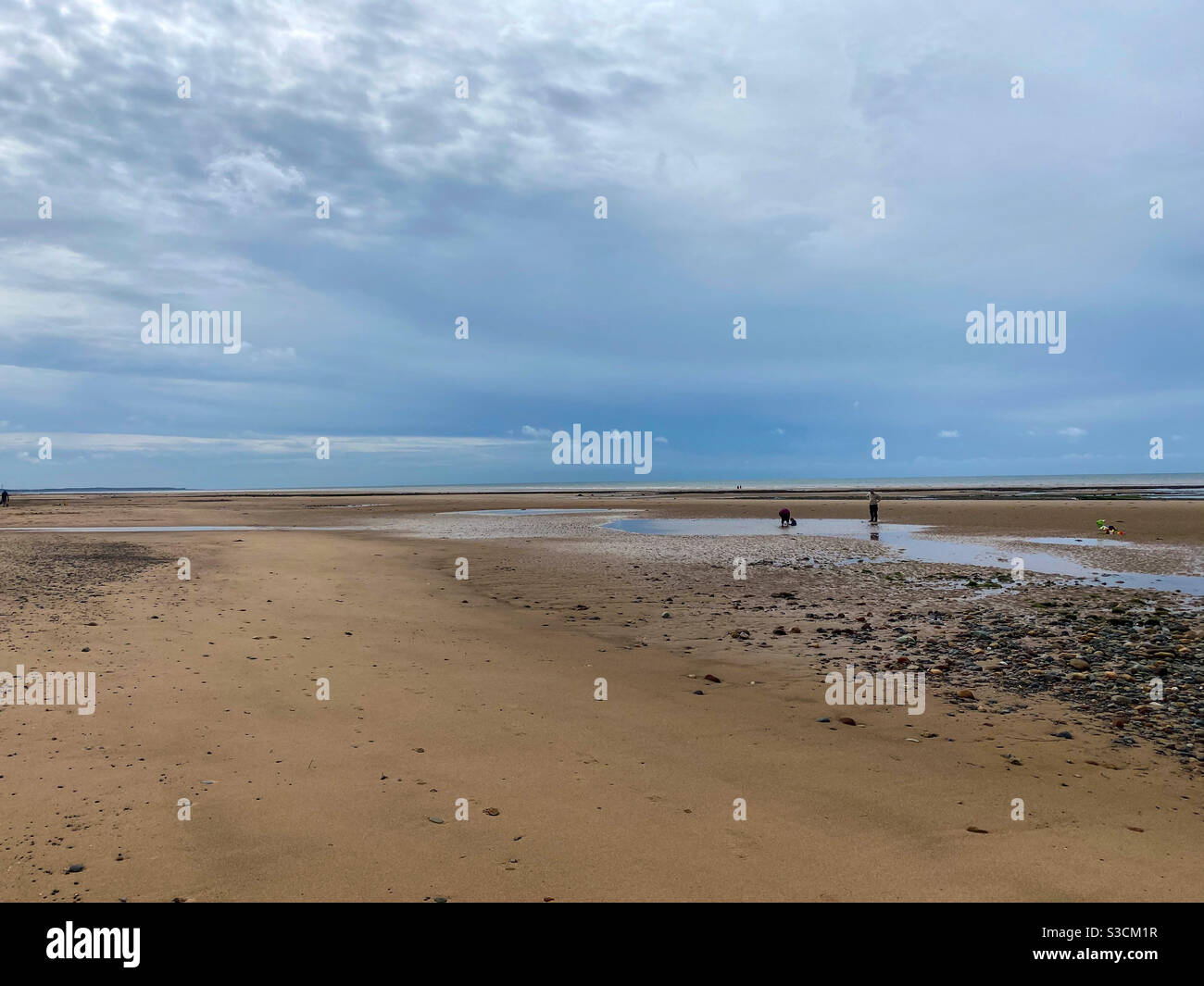 Une promenade tranquille sur la plage Banque de photographies et d ...