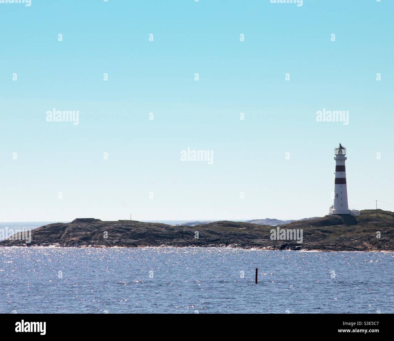 Phare dans la mer Banque de photographies et d’images à haute ...