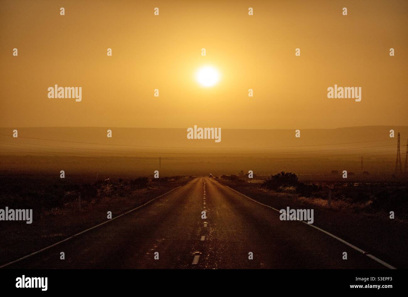 Longue route Banque de photographies et d’images à haute résolution - Alamy