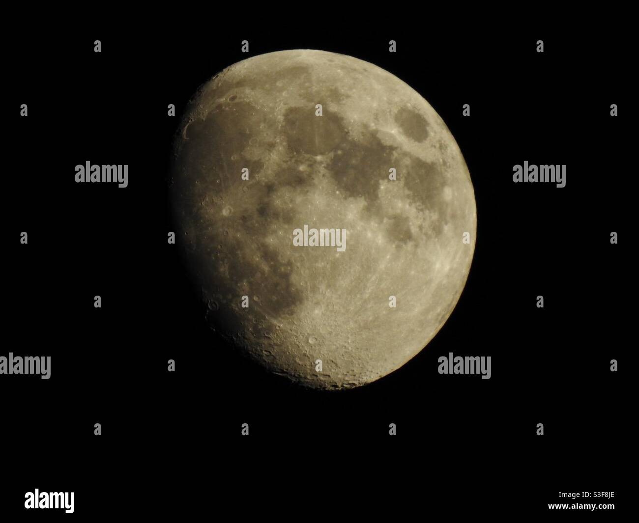 Lune jaune Banque de photographies et d’images à haute résolution - Alamy