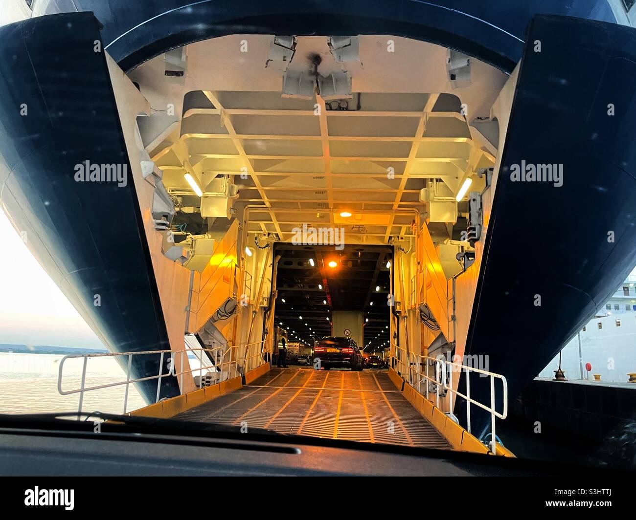 Conduire en ferry Banque de photographies et d’images à haute ...
