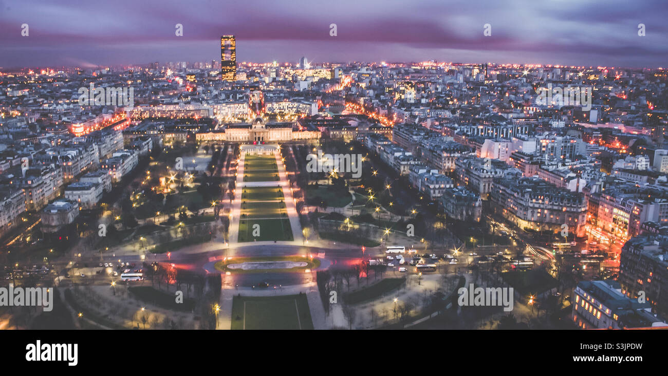 Vue grand angle de Paris, illuminée une nuit vue d'en haut, au sommet de la Tour Eiffel Photo ...