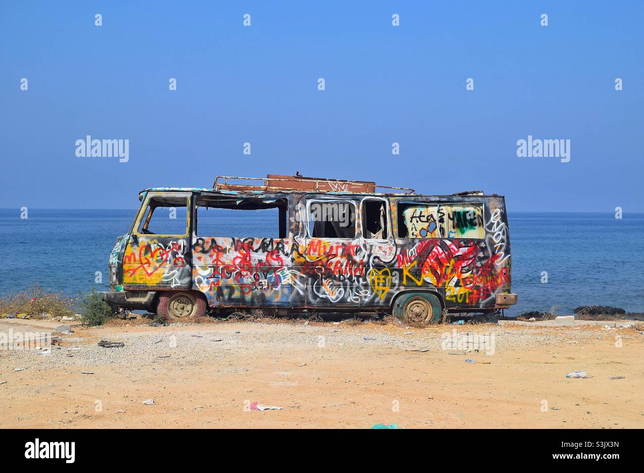 Graffiti painted campervan Banque de photographies et d’images à haute ...