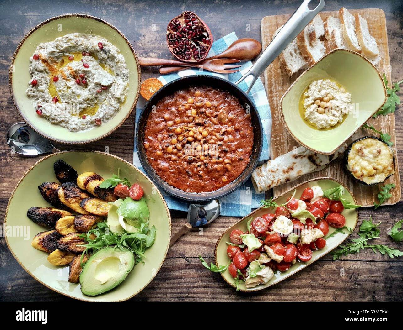 Plats végétariens multiculturels composés de rouge et de plantains ...