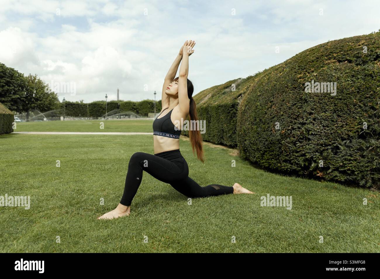 Posture du croissant fente basse Banque de photographies et d’images à ...