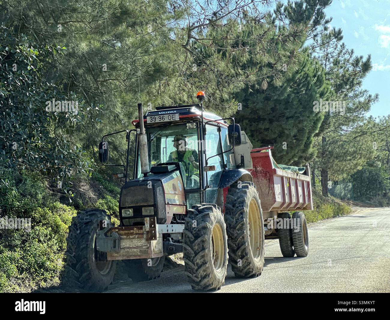 Tracteur sur une route Banque de photographies et d’images à haute ...