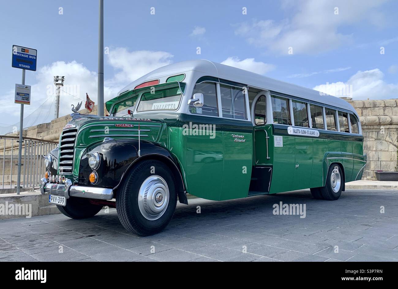 Malta bus classique Banque de photographies et d’images à haute ...