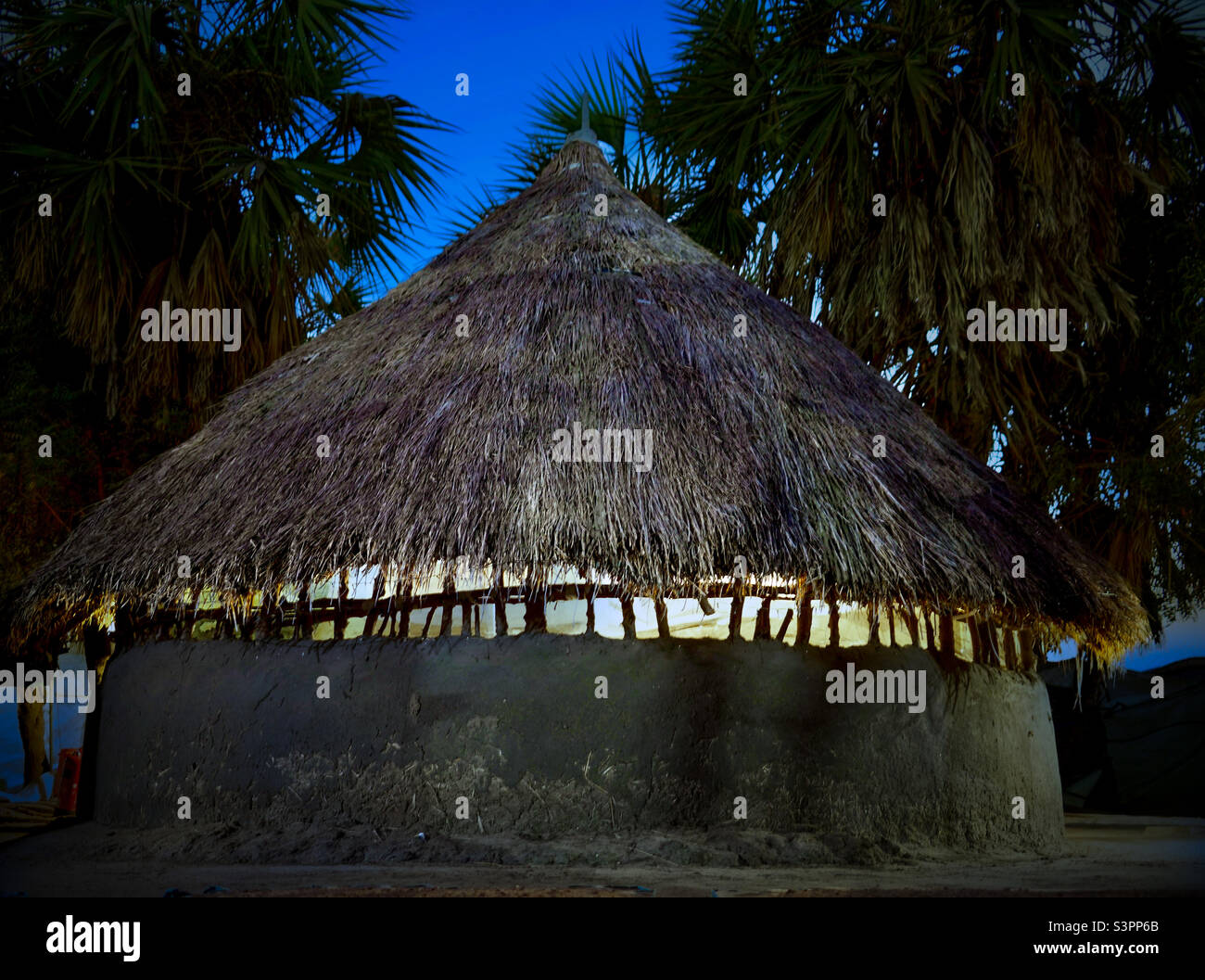Grande cabane avec toit de chaume Banque de photographies et d’images à haute résolution - Alamy