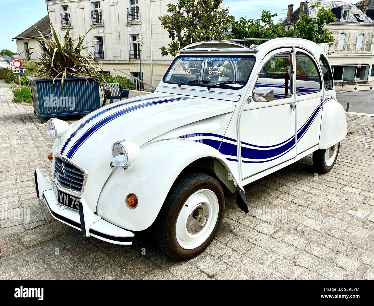 Citroen bleu 2cv Banque de photographies et d’images à haute résolution ...
