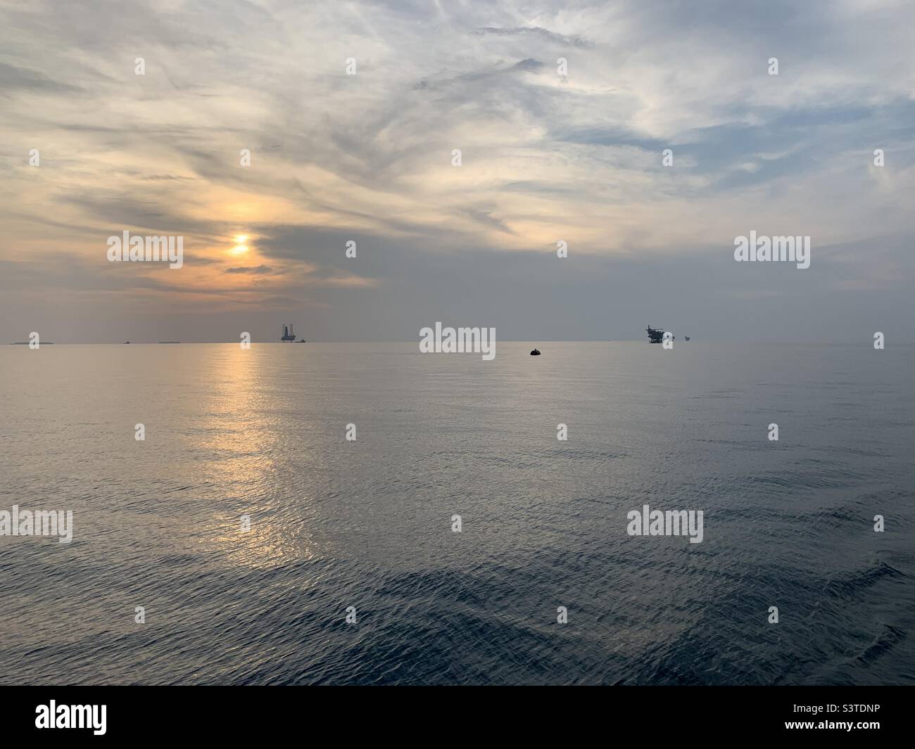 Mer calme au large Banque de photographies et d’images à haute ...