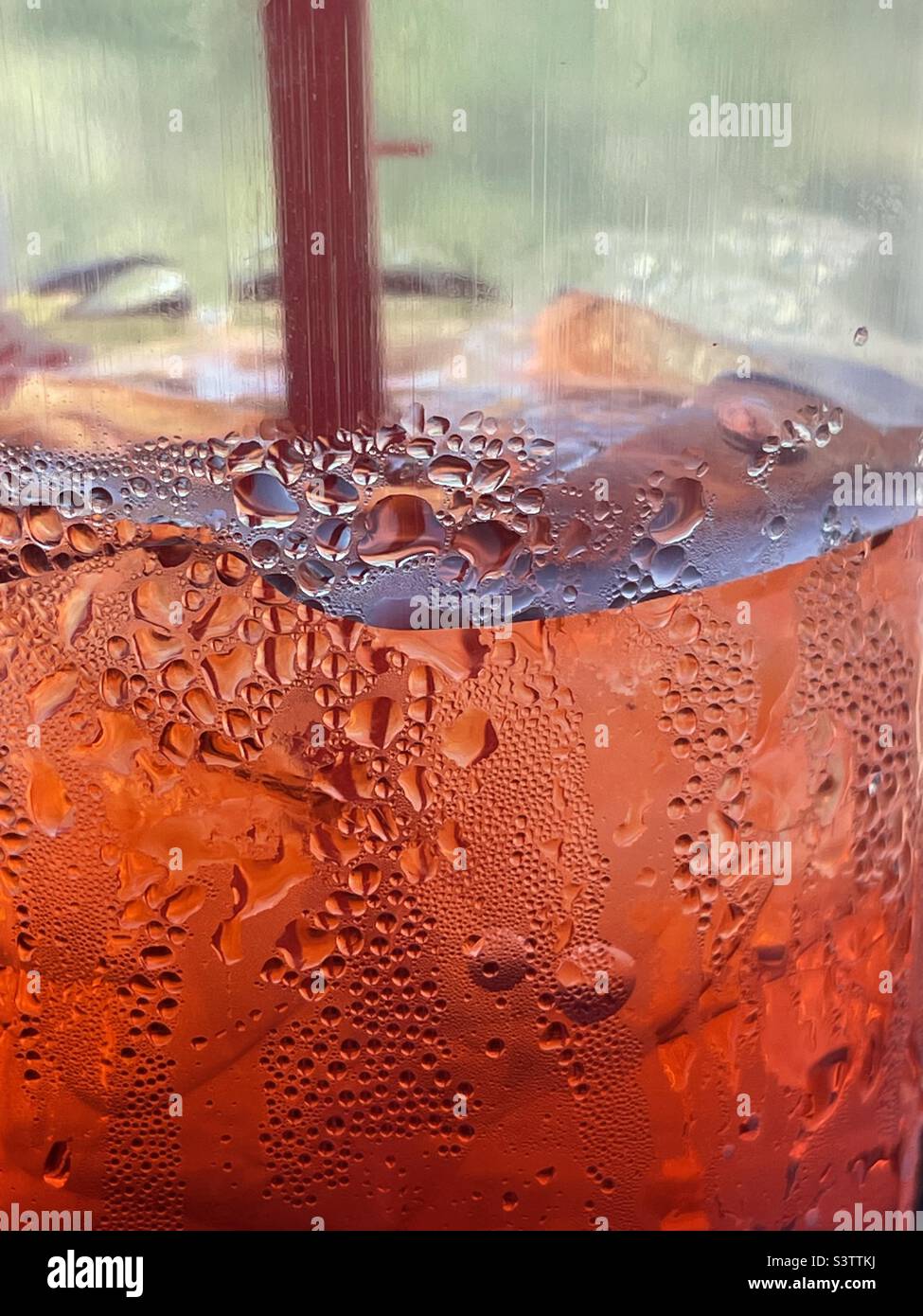 Une grande tasse de sprite de cerise froide glacée. Le liquide froid ...