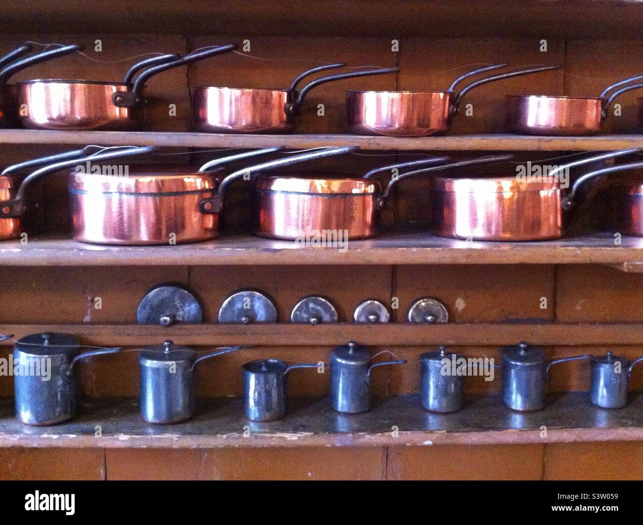 Casseroles cuivre et cuisine Banque de photographies et d’images à ...