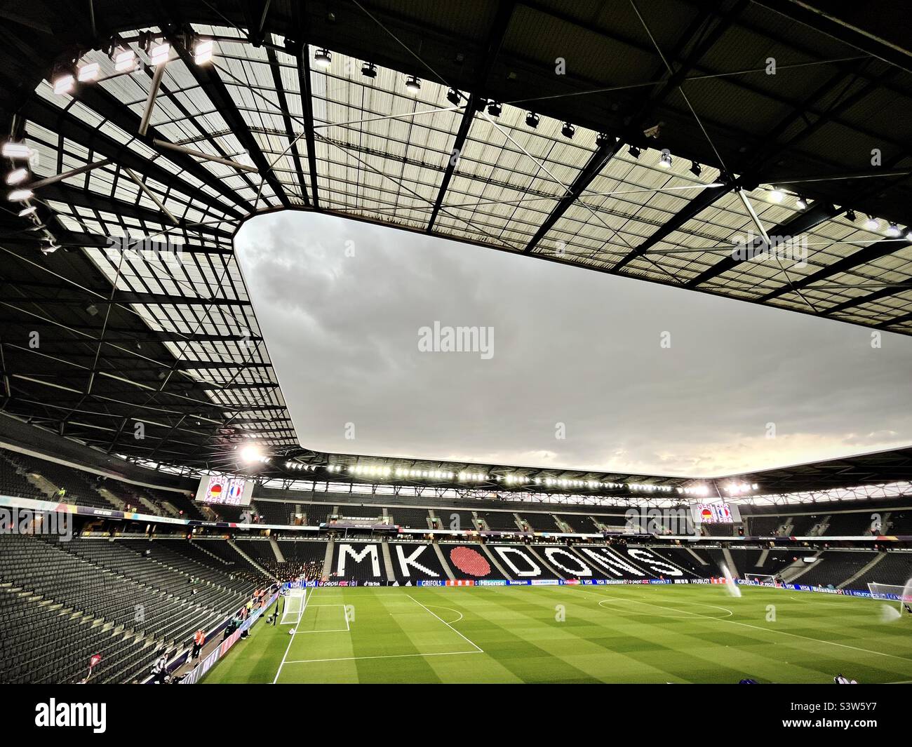 Stadium mk Banque de photographies et d’images à haute résolution - Alamy