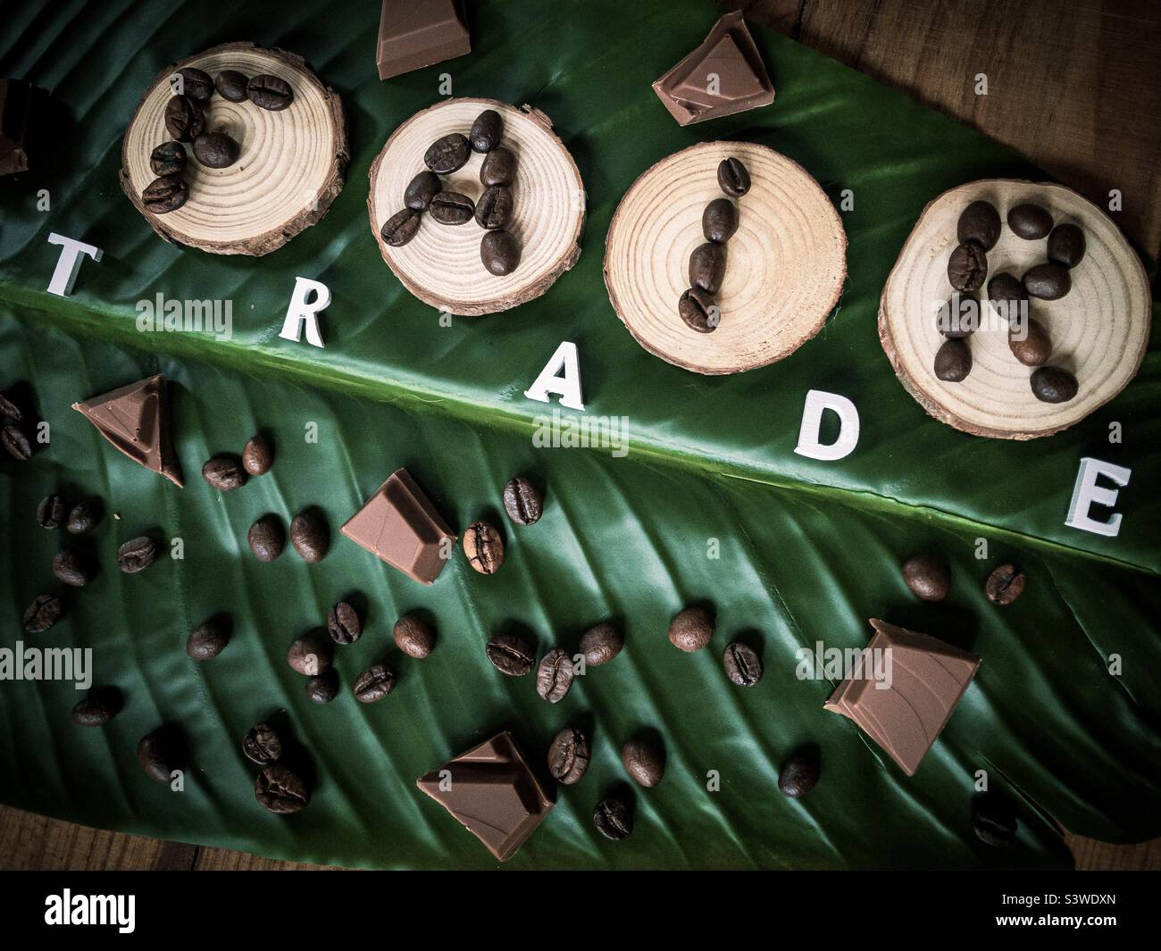 Les mots Fair Trade ont été écrits à l'aide de grains de café et de lettres en bois sur une ...