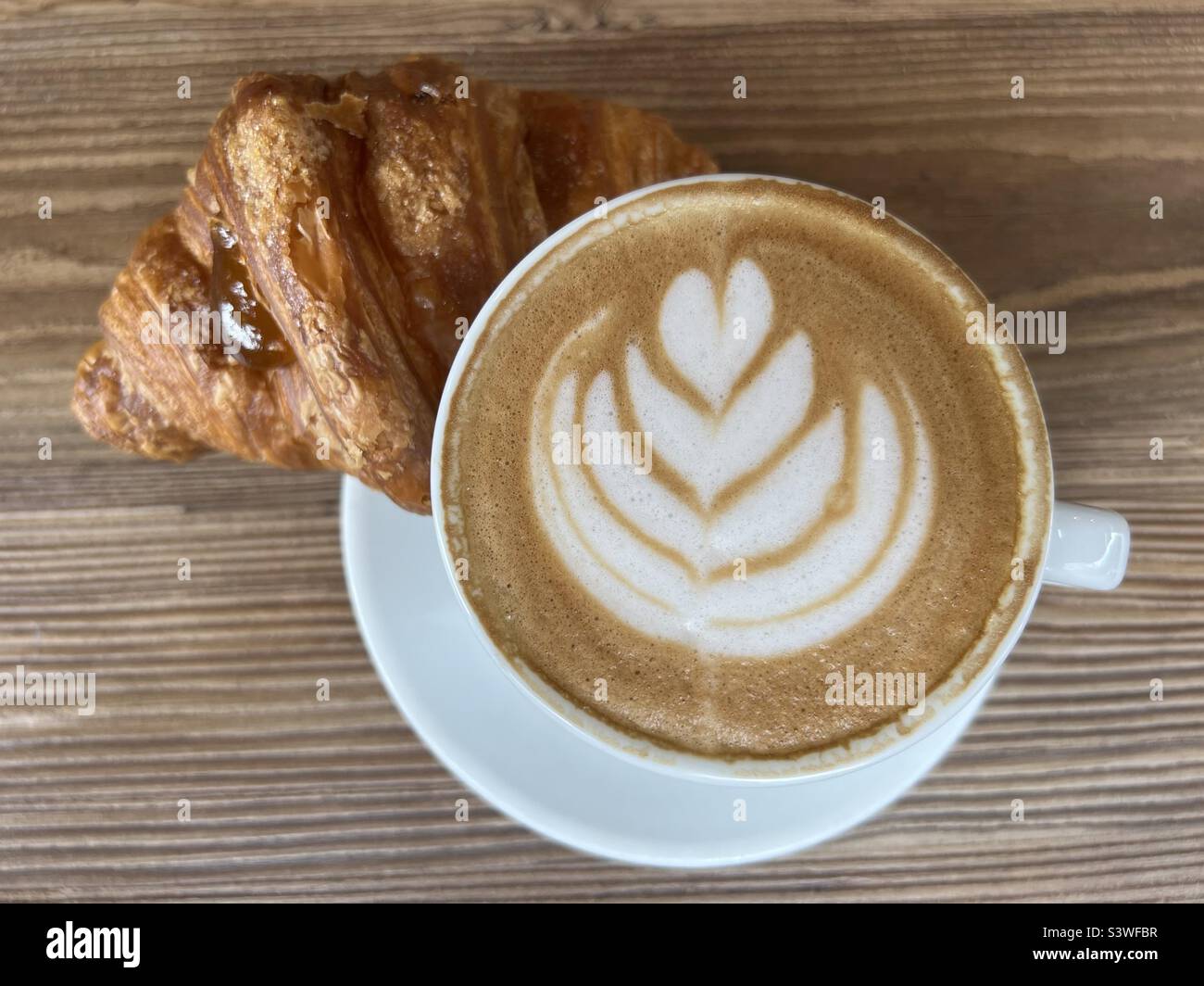 Petit déjeuner sucré au bar avec mousse de lait Photo Stock - Alamy