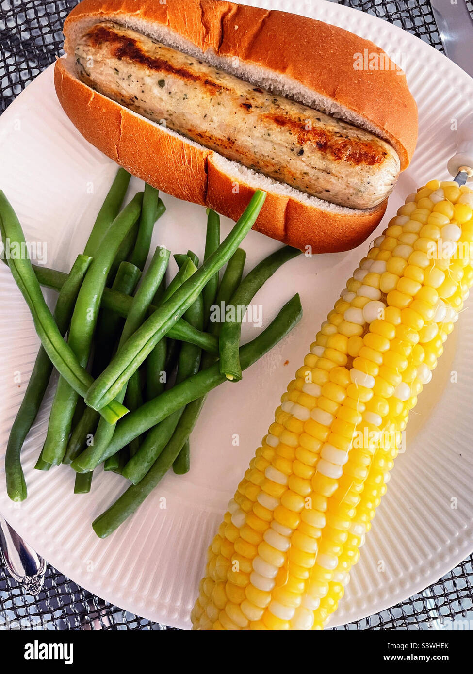 Repas américain sain de maïs sur l'épi, haricots verts frais et ...