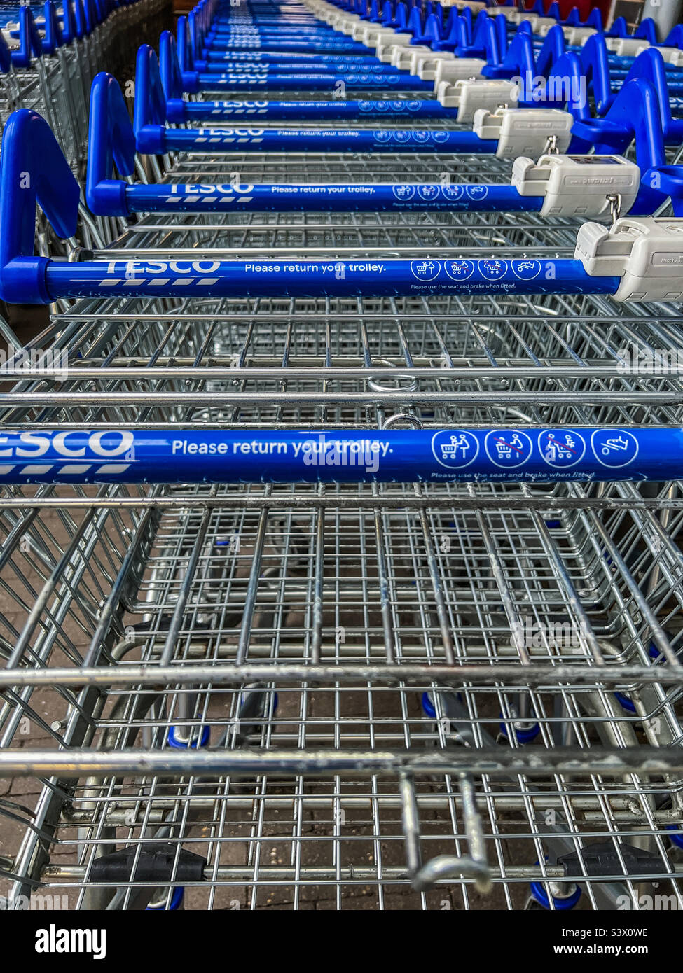 Tesco shopping trolleys Banque de photographies et d’images à haute ...