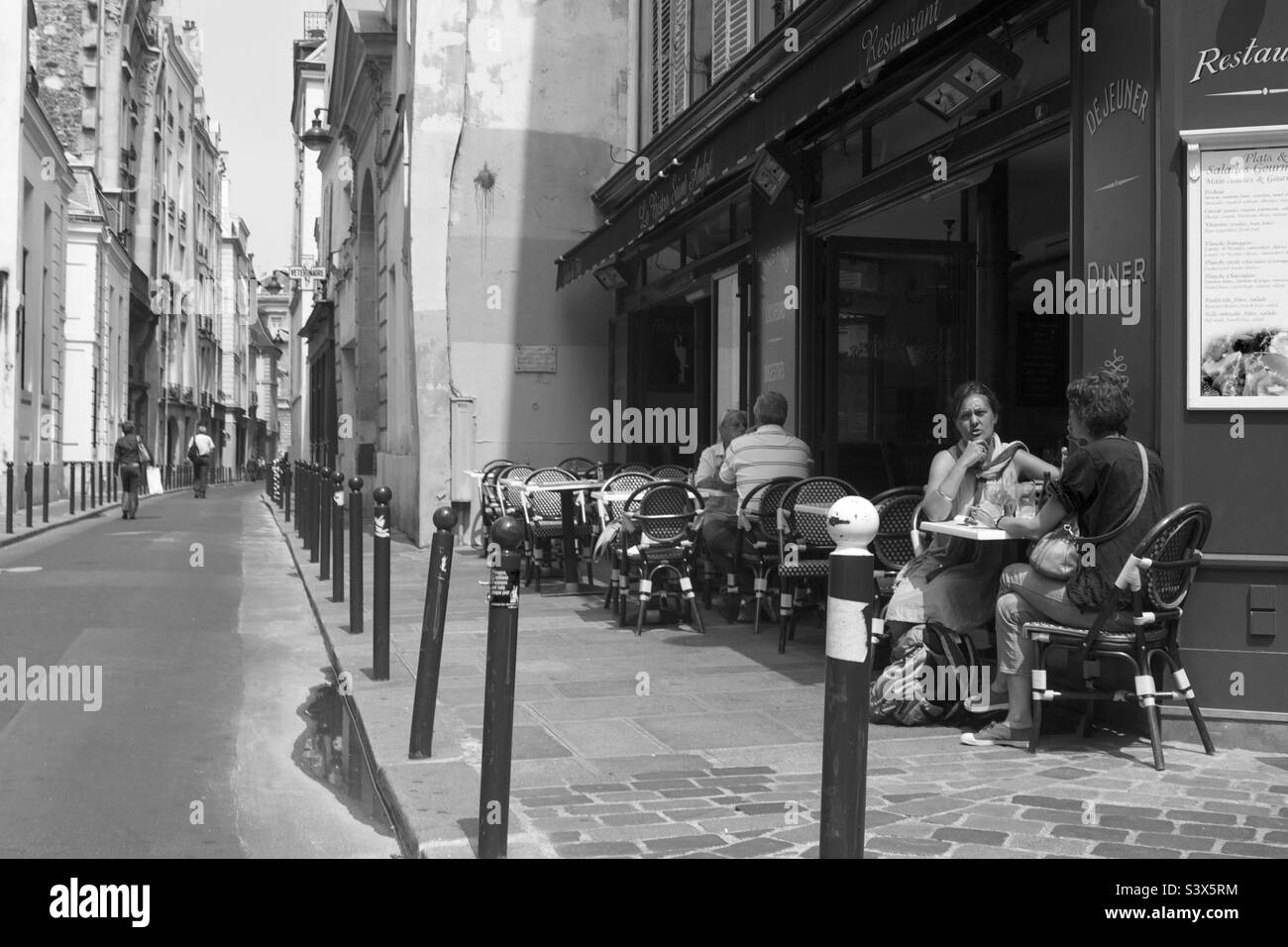 Cafe parisien noir et blanc Banque de photographies et d’images à haute ...