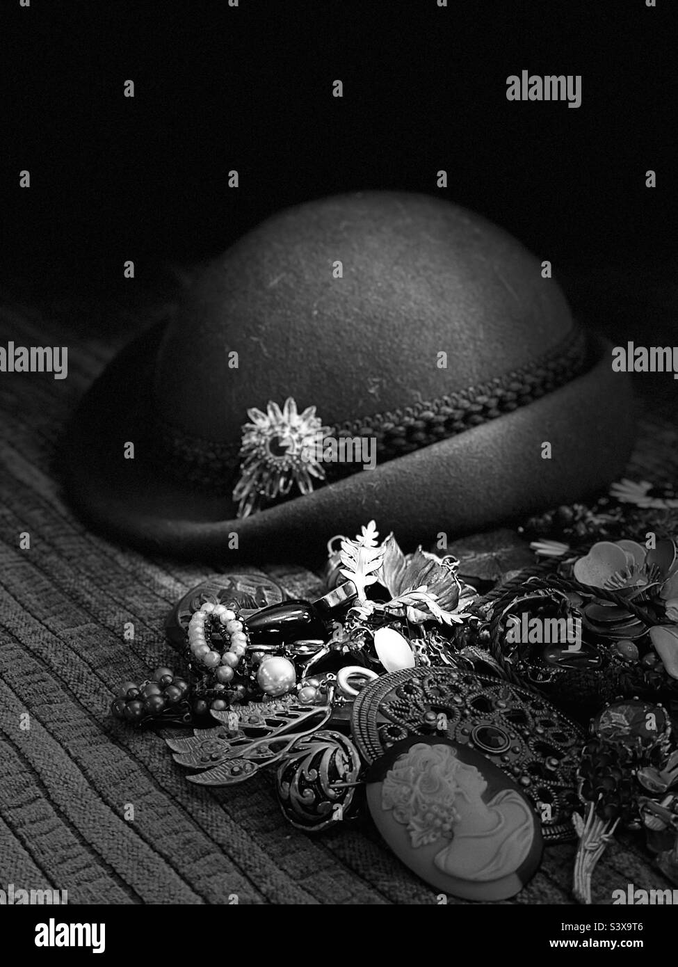 Black velvet hat Banque de photographies et d’images à haute résolution ...