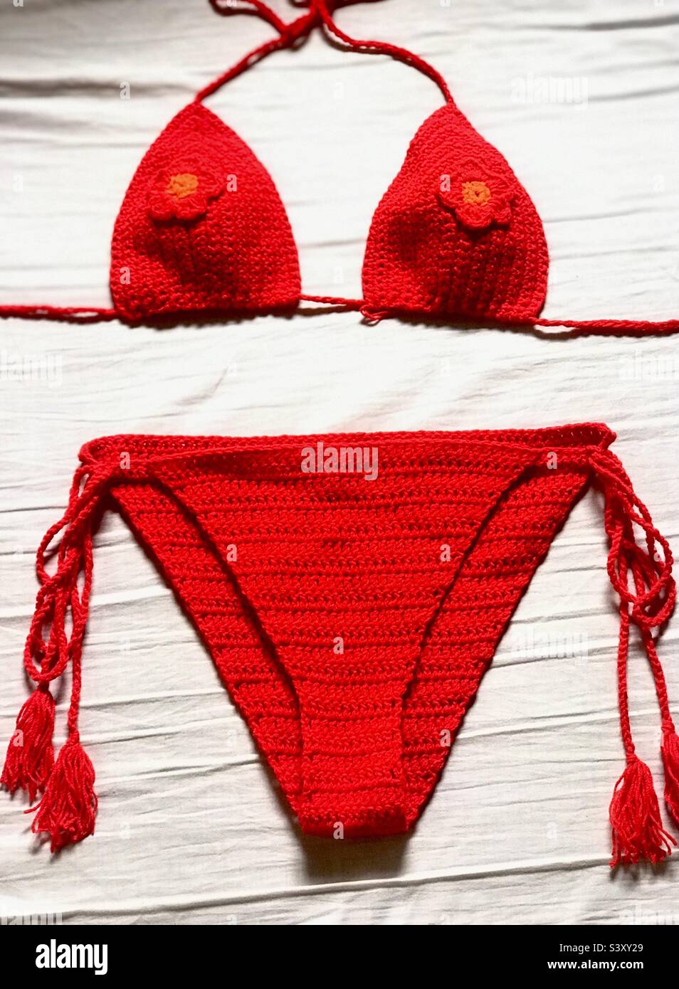 Bikini rouge Banque de photographies et d’images à haute résolution - Alamy