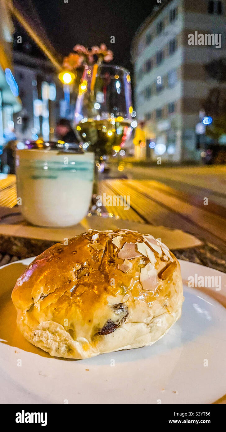 Le café le soir Banque de photographies et d’images à haute résolution ...