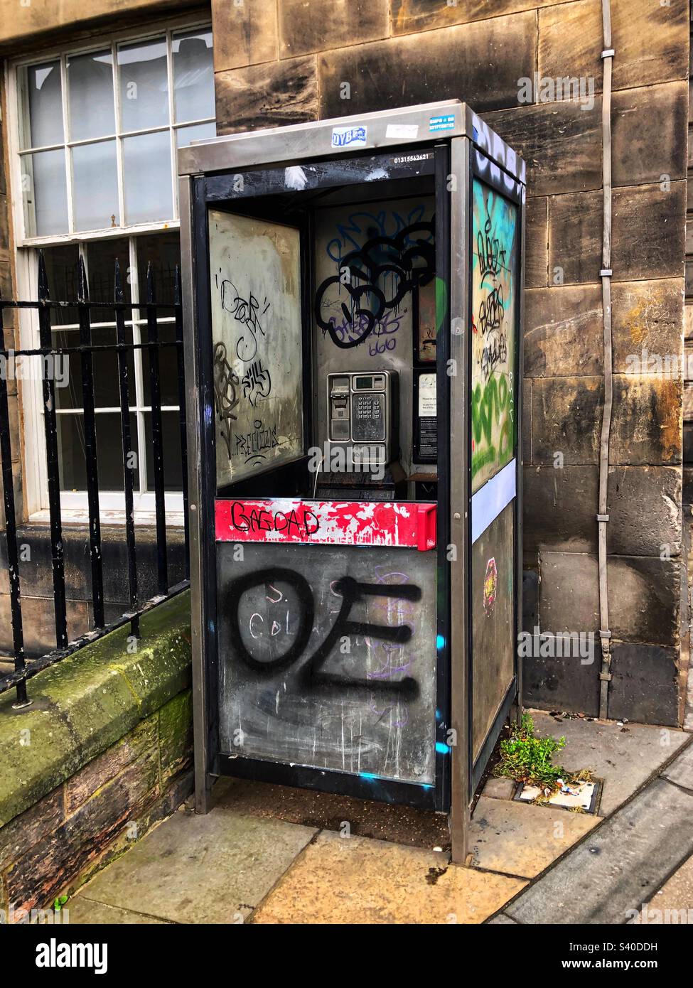 Out of order telephone box Banque de photographies et d’images à haute ...