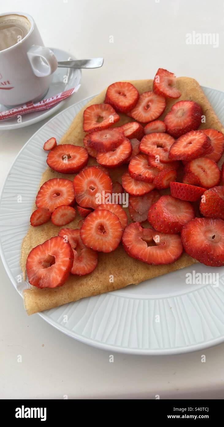 Crepe fraise Banque de photographies et d’images à haute résolution - Alamy