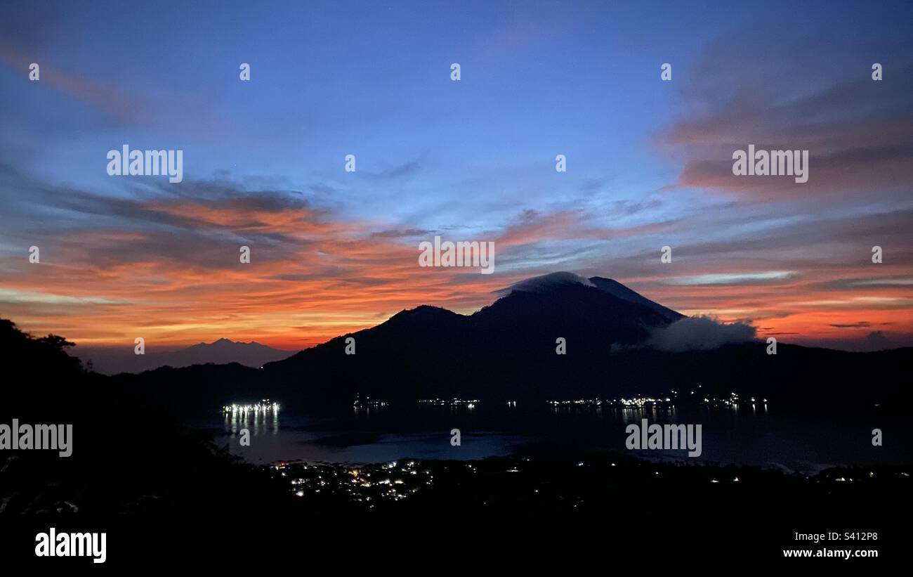 Volcan lever du soleil Banque de photographies et d’images à haute ...