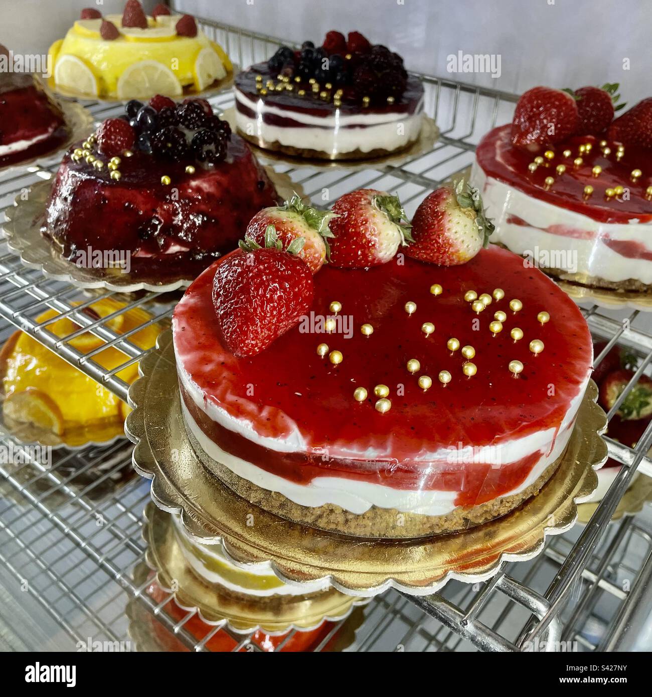 Présentation d'un gâteau à la crème glacée aux fraises avec différents ...