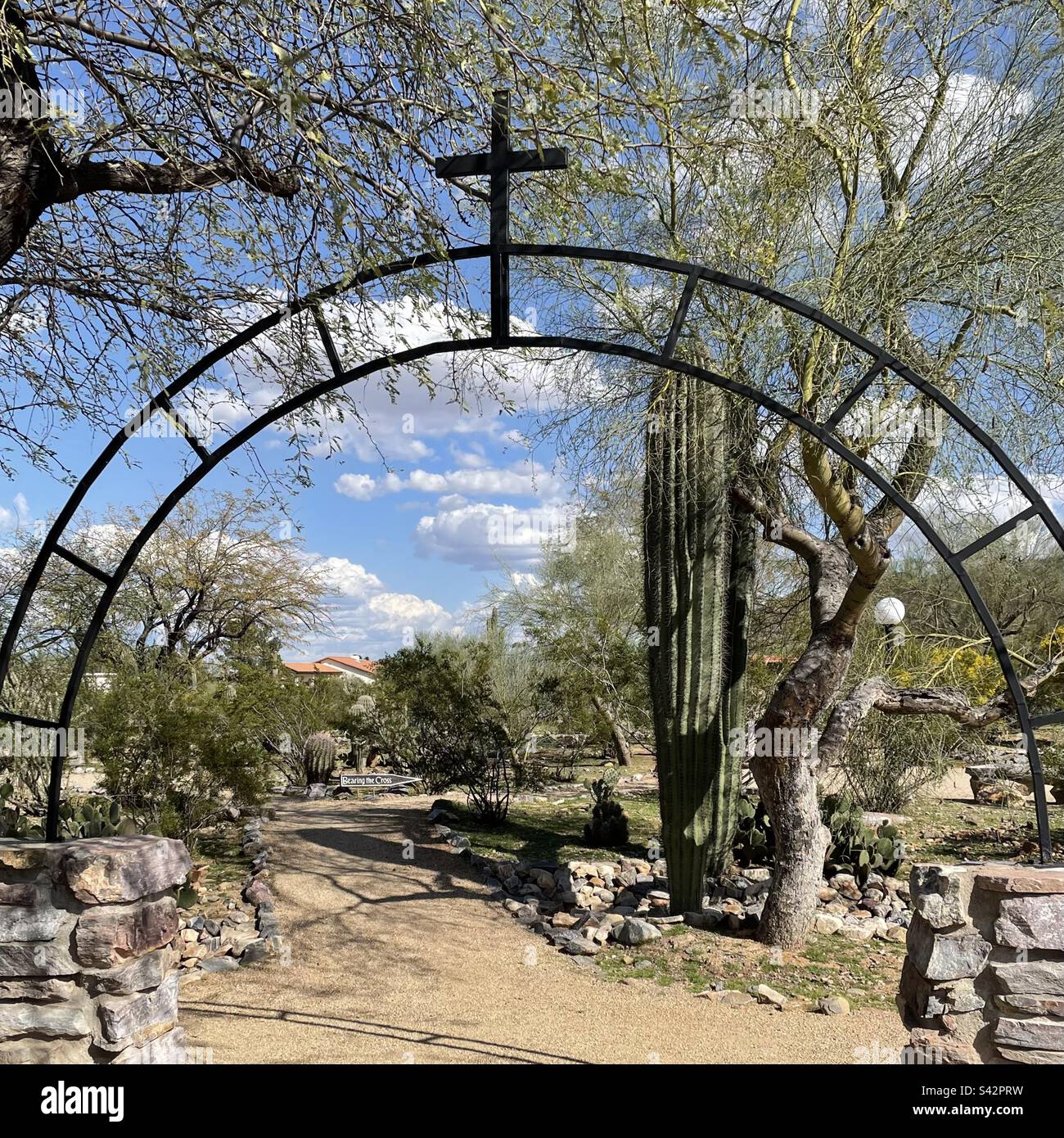 Arche de fer avec croix Banque de photographies et d’images à haute ...