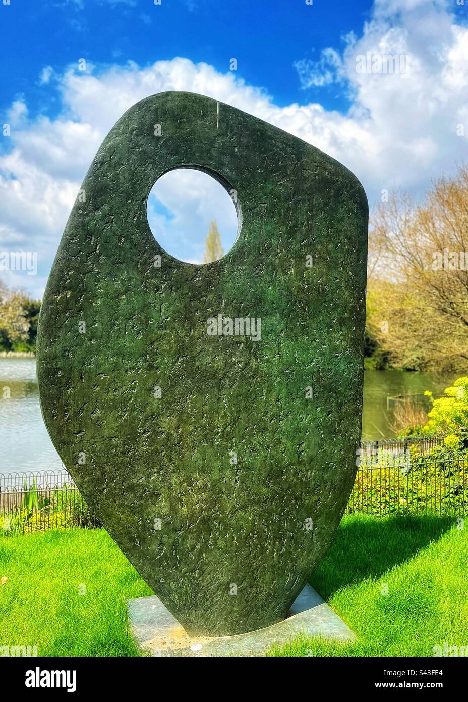'Single Form (Memorial)' côté sud du lac nautique, Battersea Park, une ...
