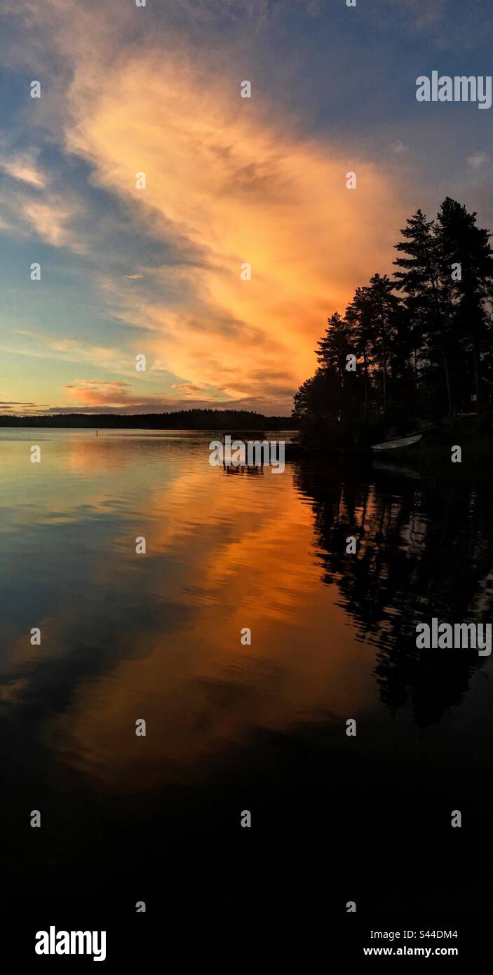 Vue incroyable sur le coucher de soleil orange sur la surface du lac de ...