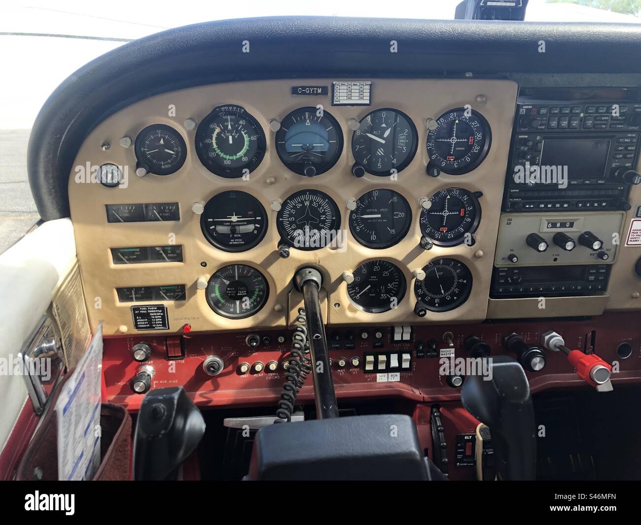 Cessna 172 cockpit Banque de photographies et d’images à haute ...