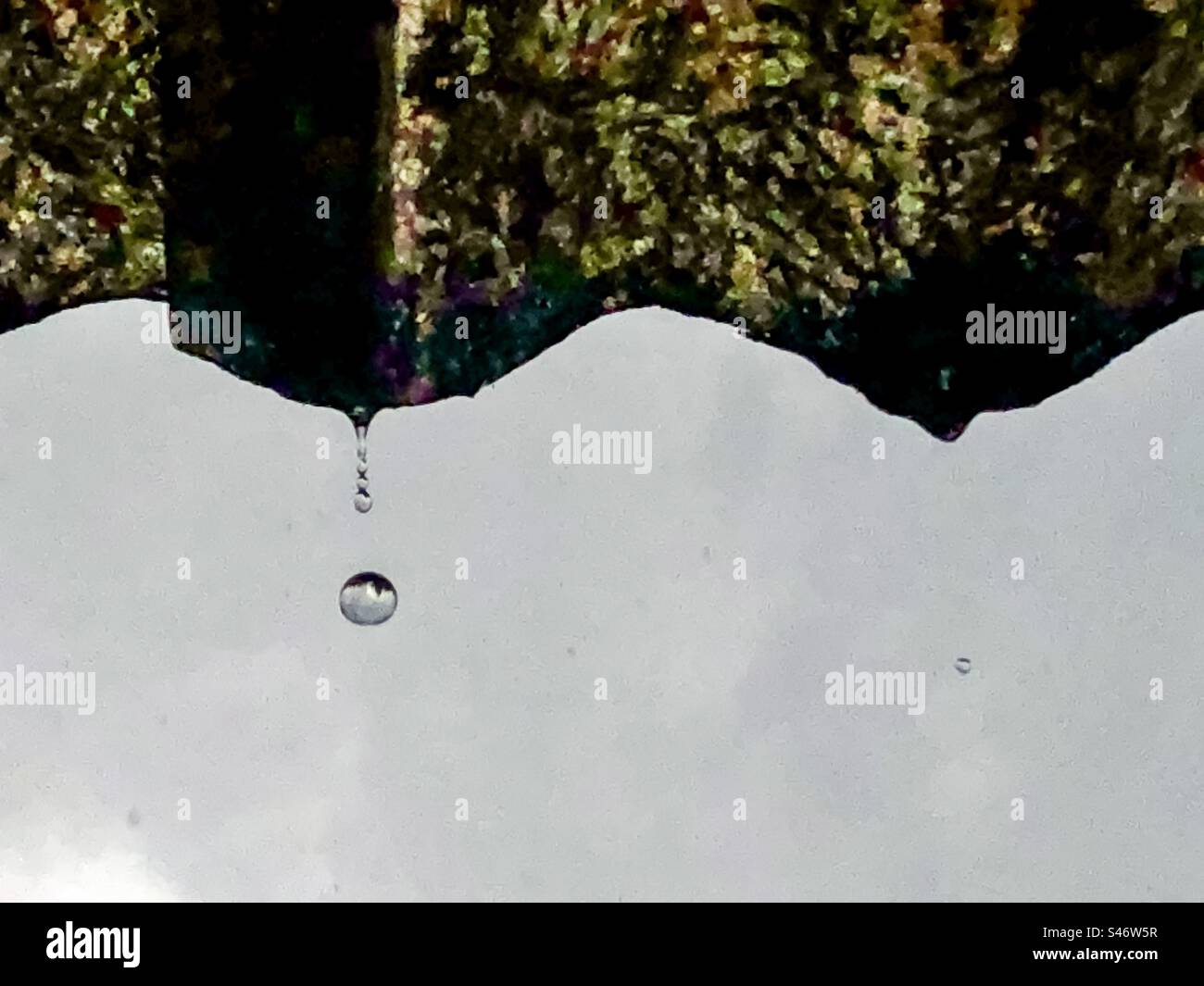 Eau tombant du toit Banque de photographies et d’images à haute ...