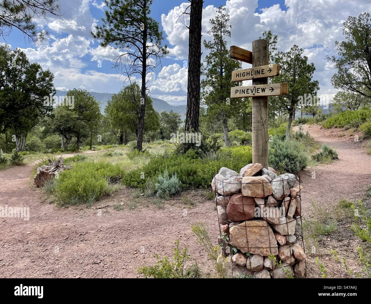 Panneau routier avec vue sur le sentier pine view et le sentier highline Banque de photographies ...
