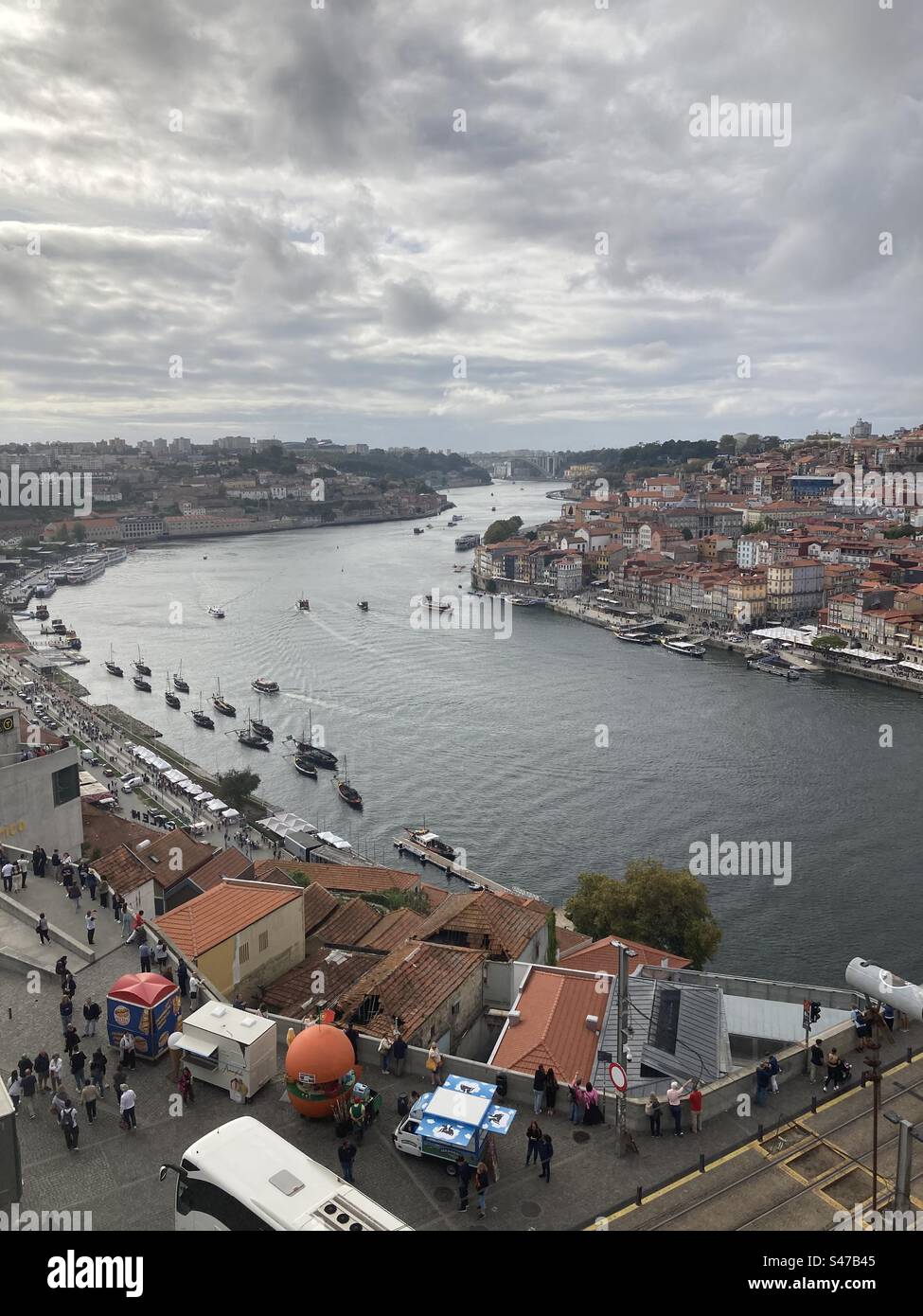 'Contemplez la beauté sereine du fleuve Douro à Porto, Portugal. Ses ...