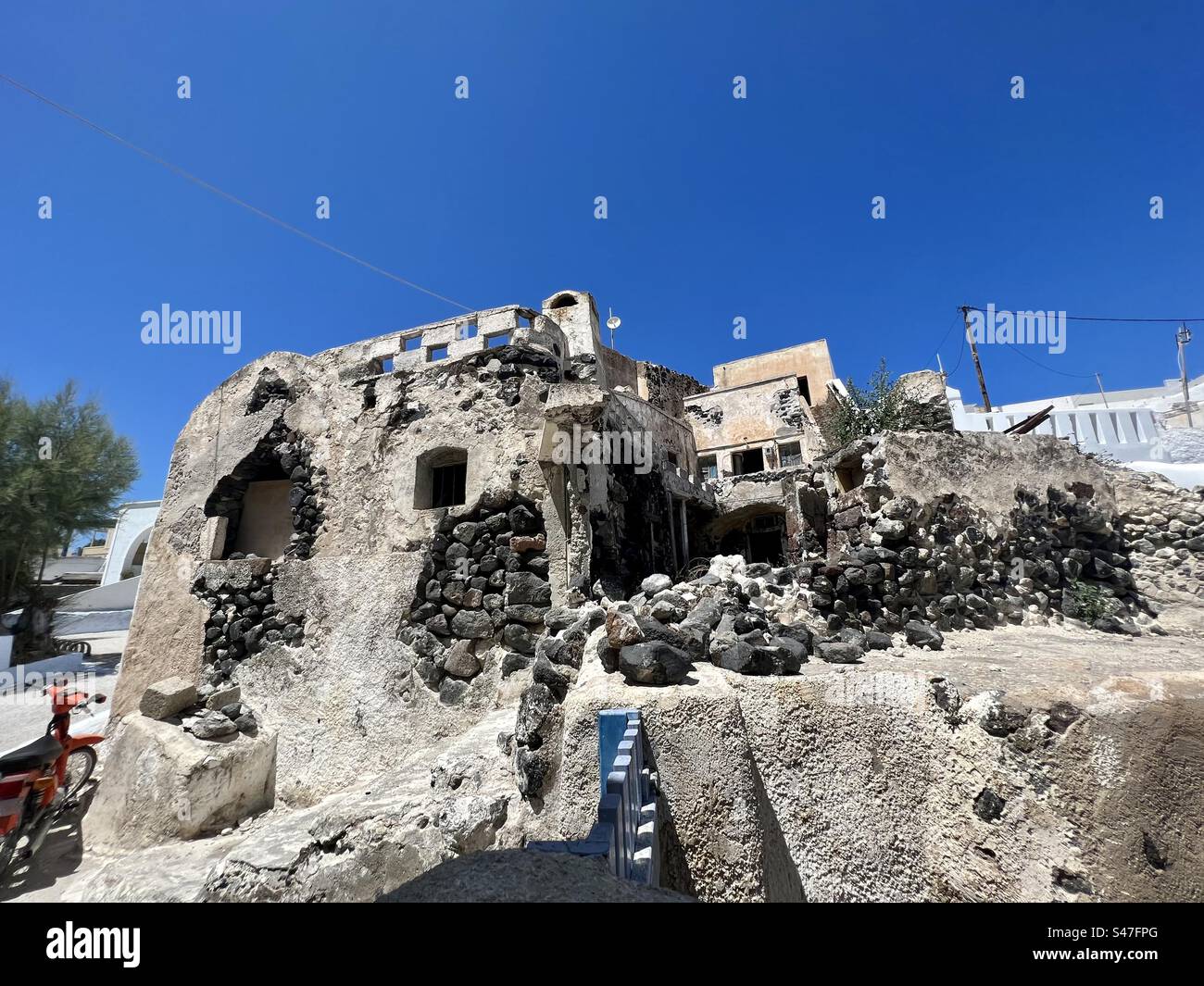 Un vieux bâtiment intéressant, usé de roche volcanique et pierre ponce ...
