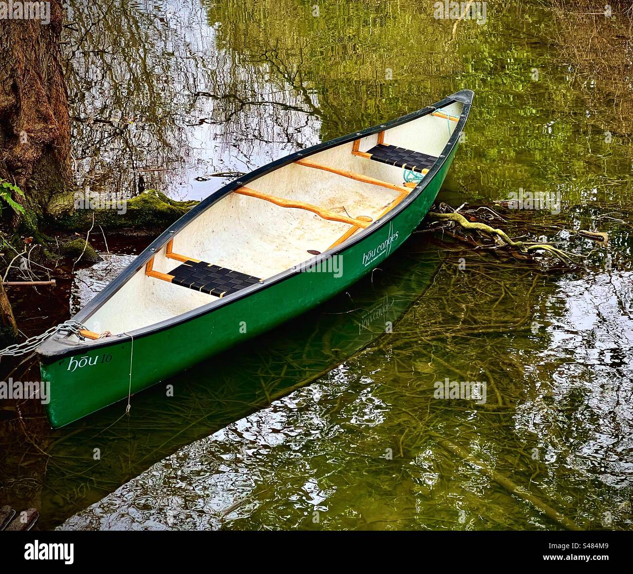 Green canoe Banque de photographies et d’images à haute résolution - Alamy