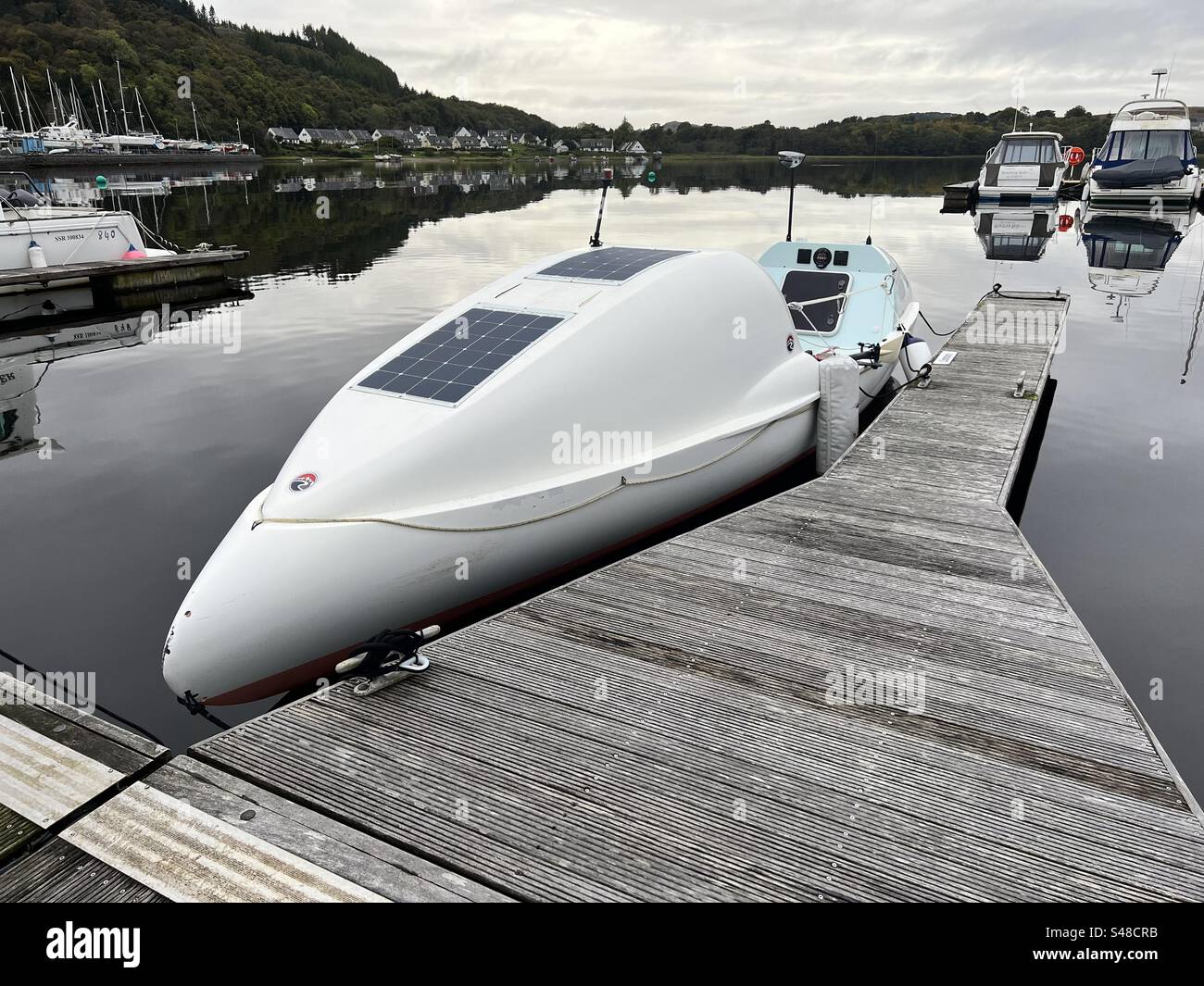 Un bateau à rames blanc spécialisé pour l'aviron de longue distance ...