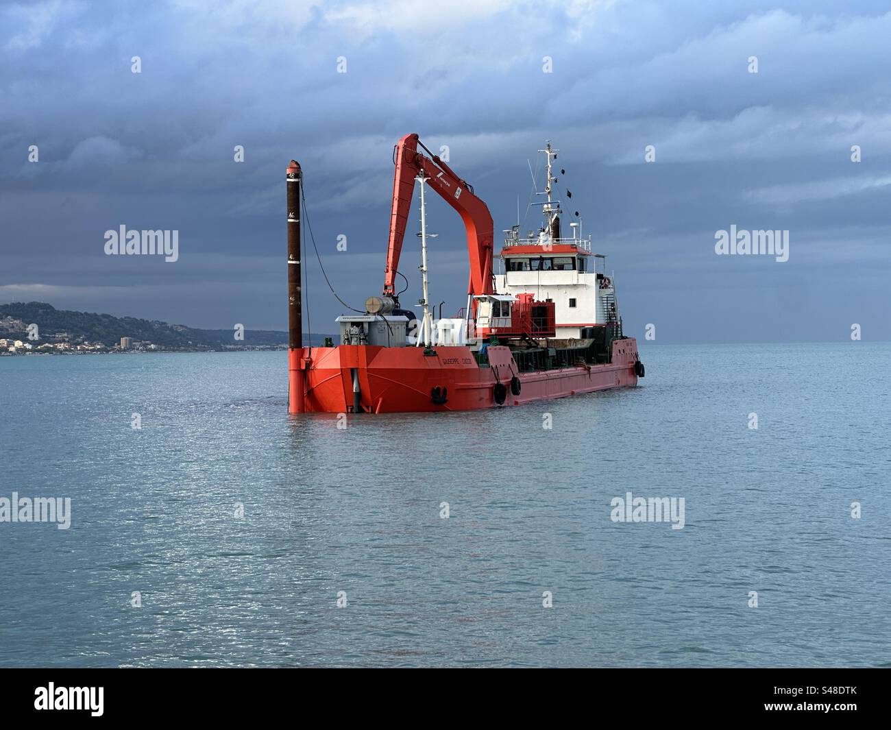 Dredge boat Banque de photographies et d’images à haute résolution - Alamy