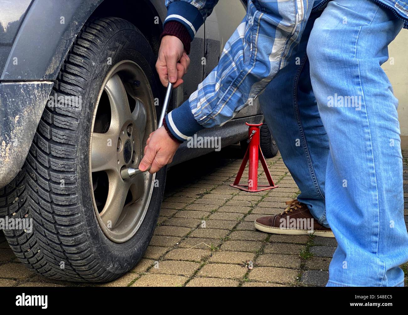 Tyre replacement Banque de photographies et d’images à haute résolution - Alamy