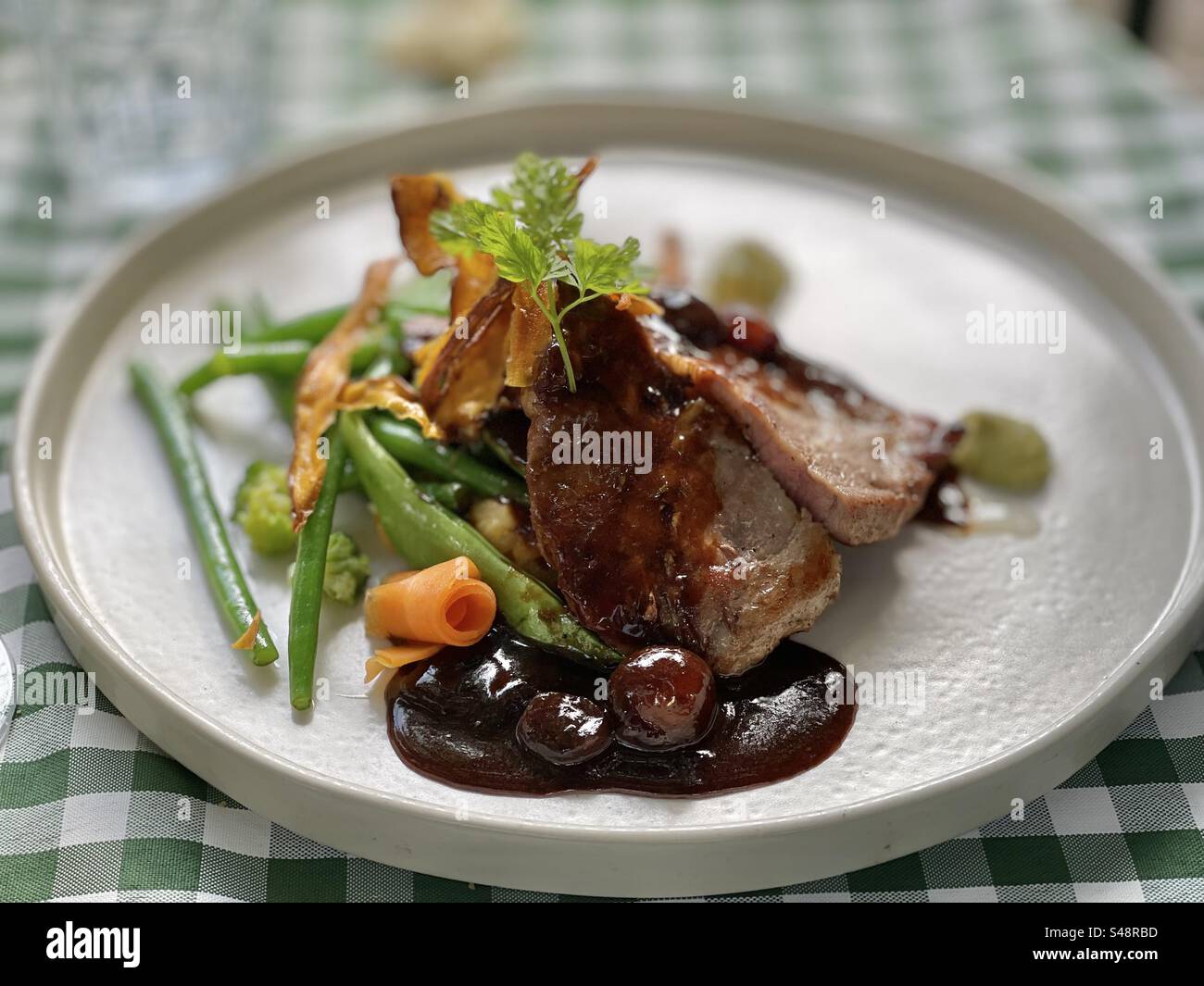 Plan d'une assiette plate de restaurant de deux côtelettes de porc sur ...