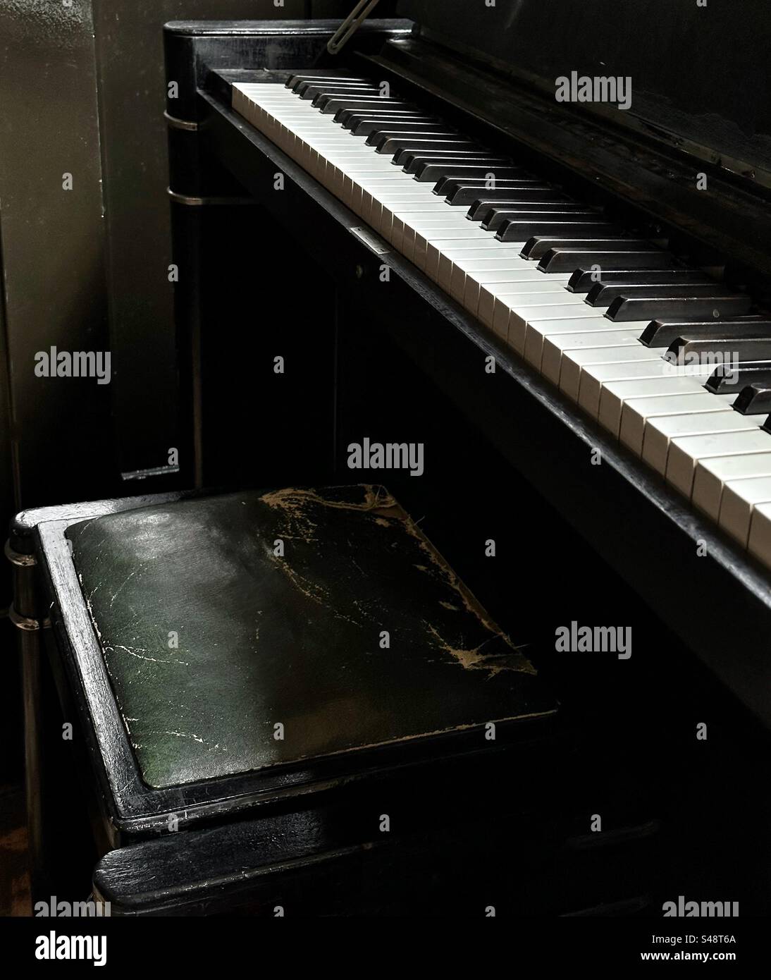Piano stool Banque de photographies et d’images à haute résolution - Alamy