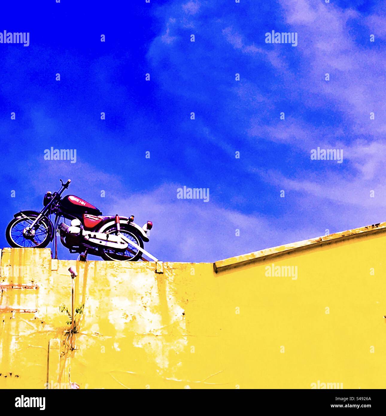 Photo éditoriale d'une moto vue sur le toit d'un magasin de motos comme ...
